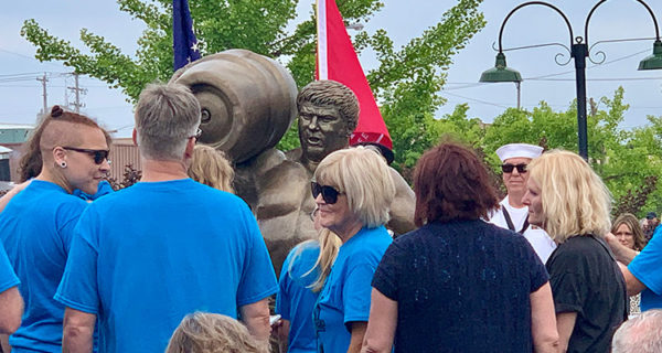 Behold da unveiling of “Da Crusher” statue | Milwaukee Record
