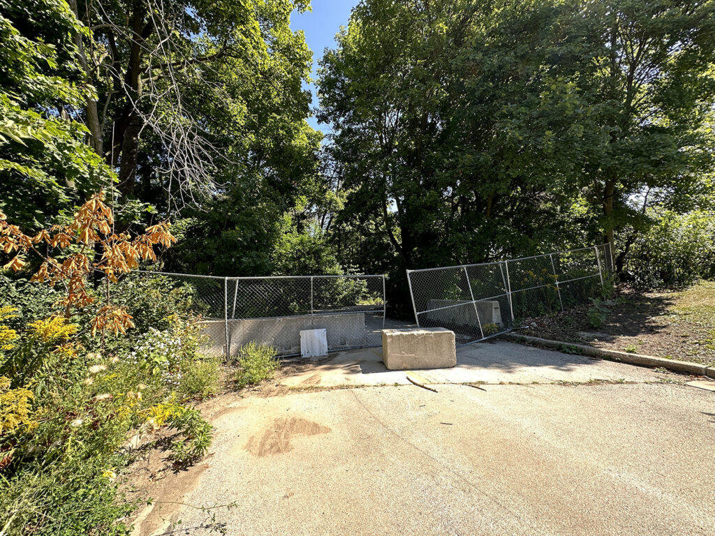 19 photos of the closed, overgrown Ravine Road in Lake Park (before ...
