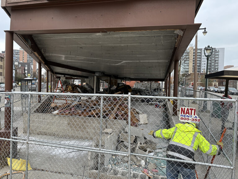 They’re finally demolishing that Farwell Point building to make way for ...