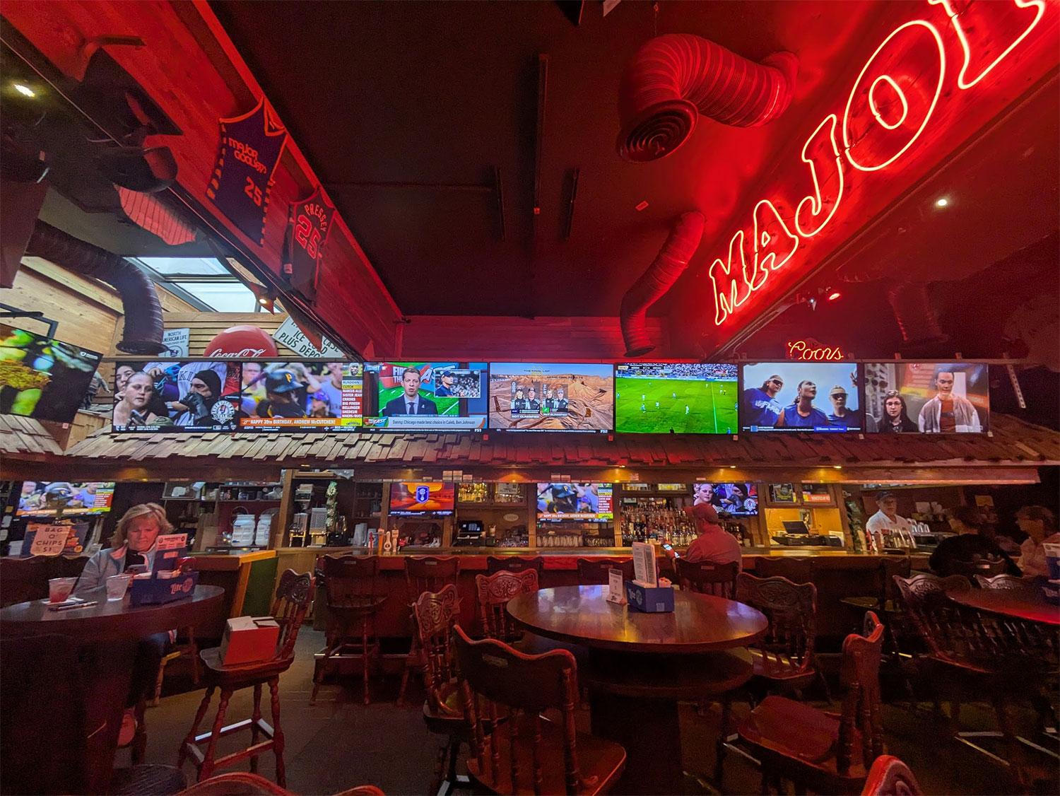 The service is quick at Milwaukee’s iconic Major Goolsby’s | Milwaukee ...